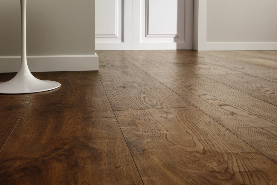 Soggiorno classico grigio, parquet effetto legno anticato scuro ...