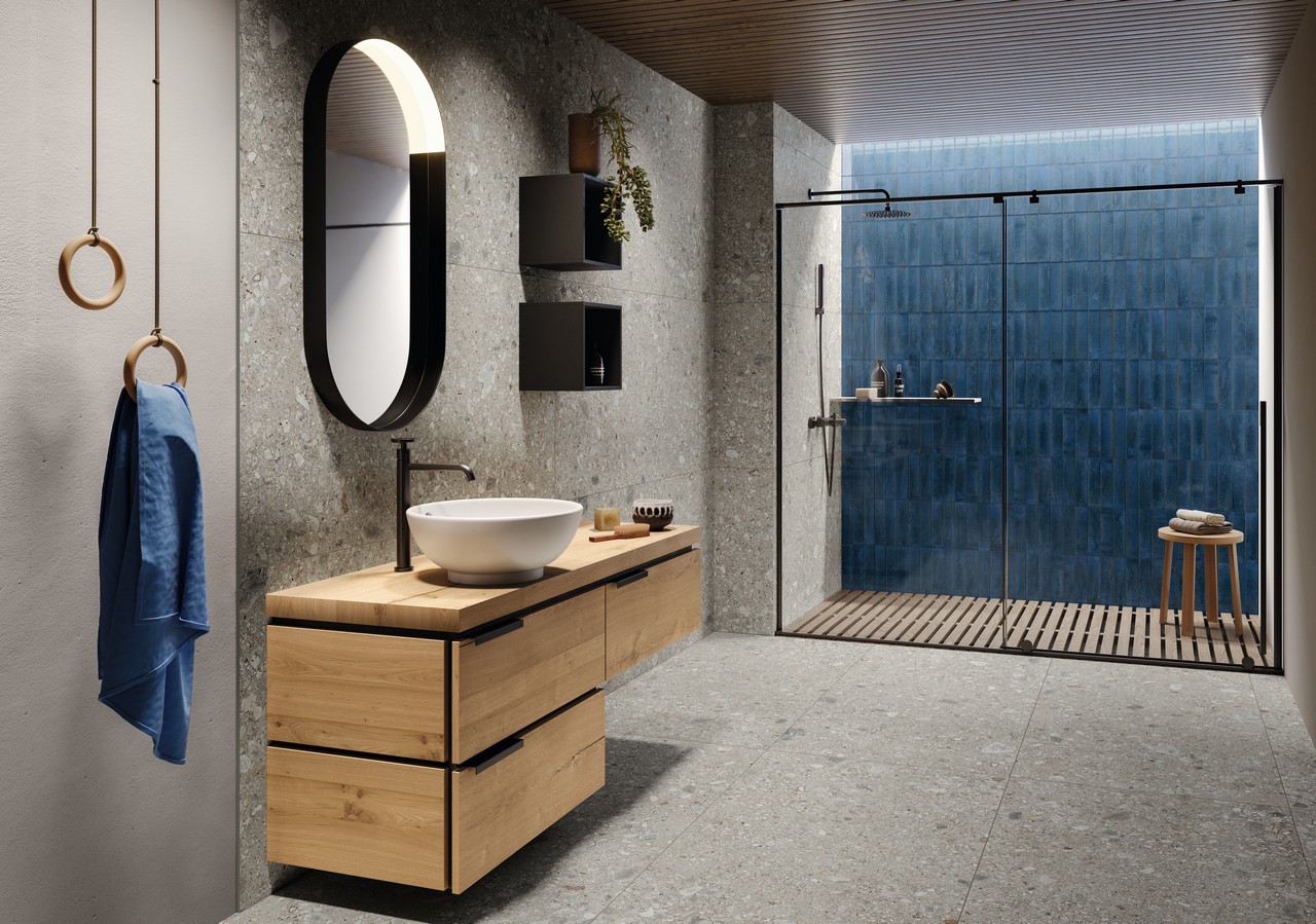 Bagno moderno di lusso con gres effetto pietra e rivestimento sui toni ...