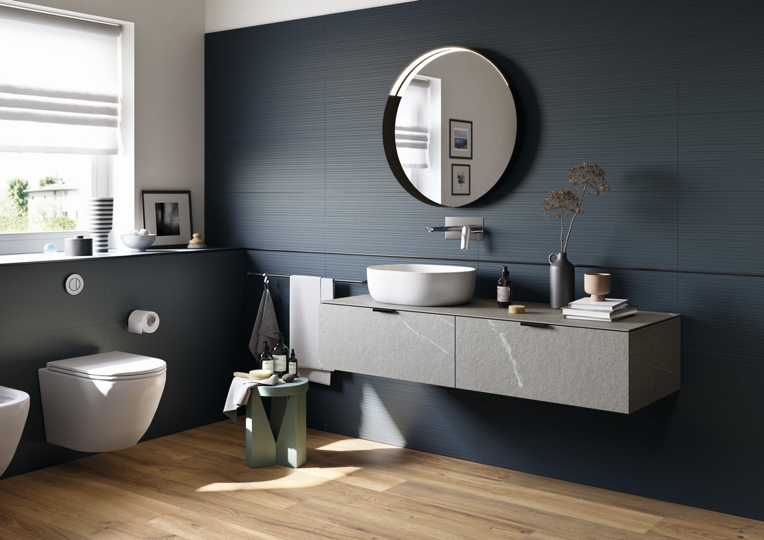 Bagno moderno di lusso con pavimento effetto legno e rivestimento blu ...