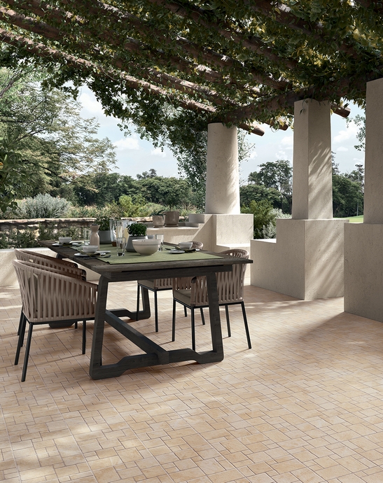 Terrasse couverte moderne, maison de campagne, sol en grès cérame effet ...